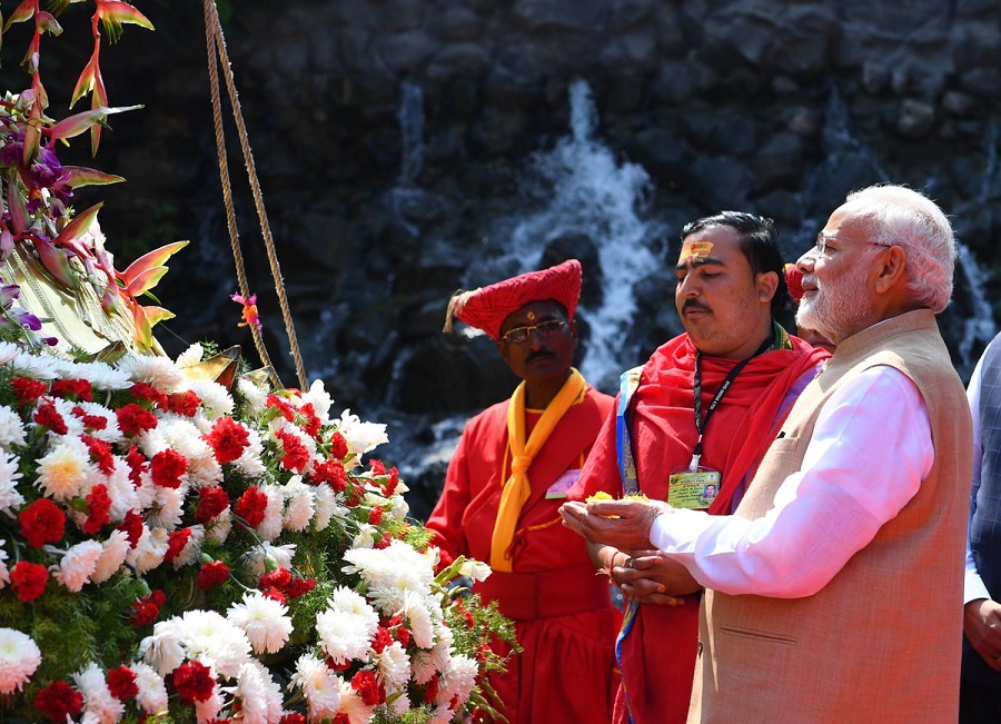 PM Narendra Modi visited Shri Saibaba's Samadhi Temple in Shirdi PM Narendra Modi visited Shri Saibaba's Samadhi Temple in Shirdi