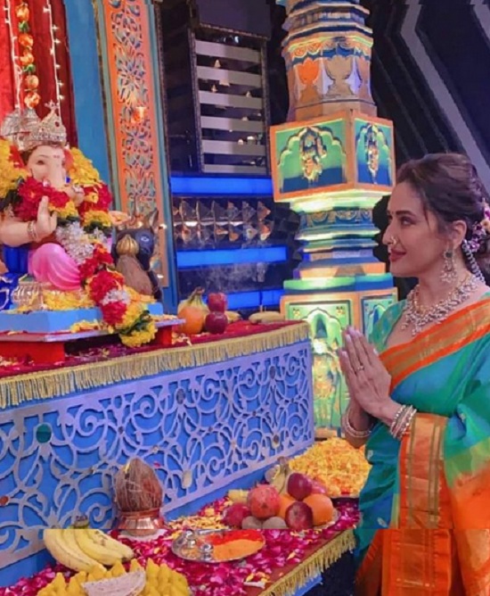 Madhuri Dixit worship lord Ganesh during ongoing Ganesh Chaturthi ...