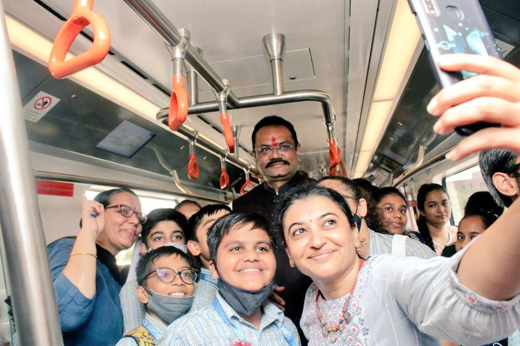 Metro Rail Study Tour with more than 1000 students in Ahmedabad