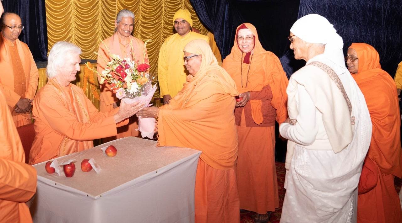 YSS/SRF President Sri Sri Swami Chidananda Giri Gives a Spiritual ...