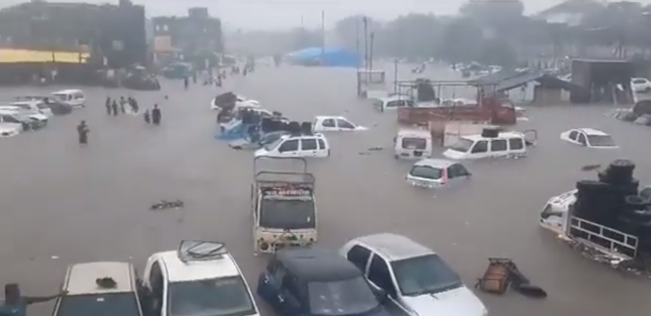 Gujarat heavy rain in Saurashtra; 305 people evacuated in Rajkot ...
