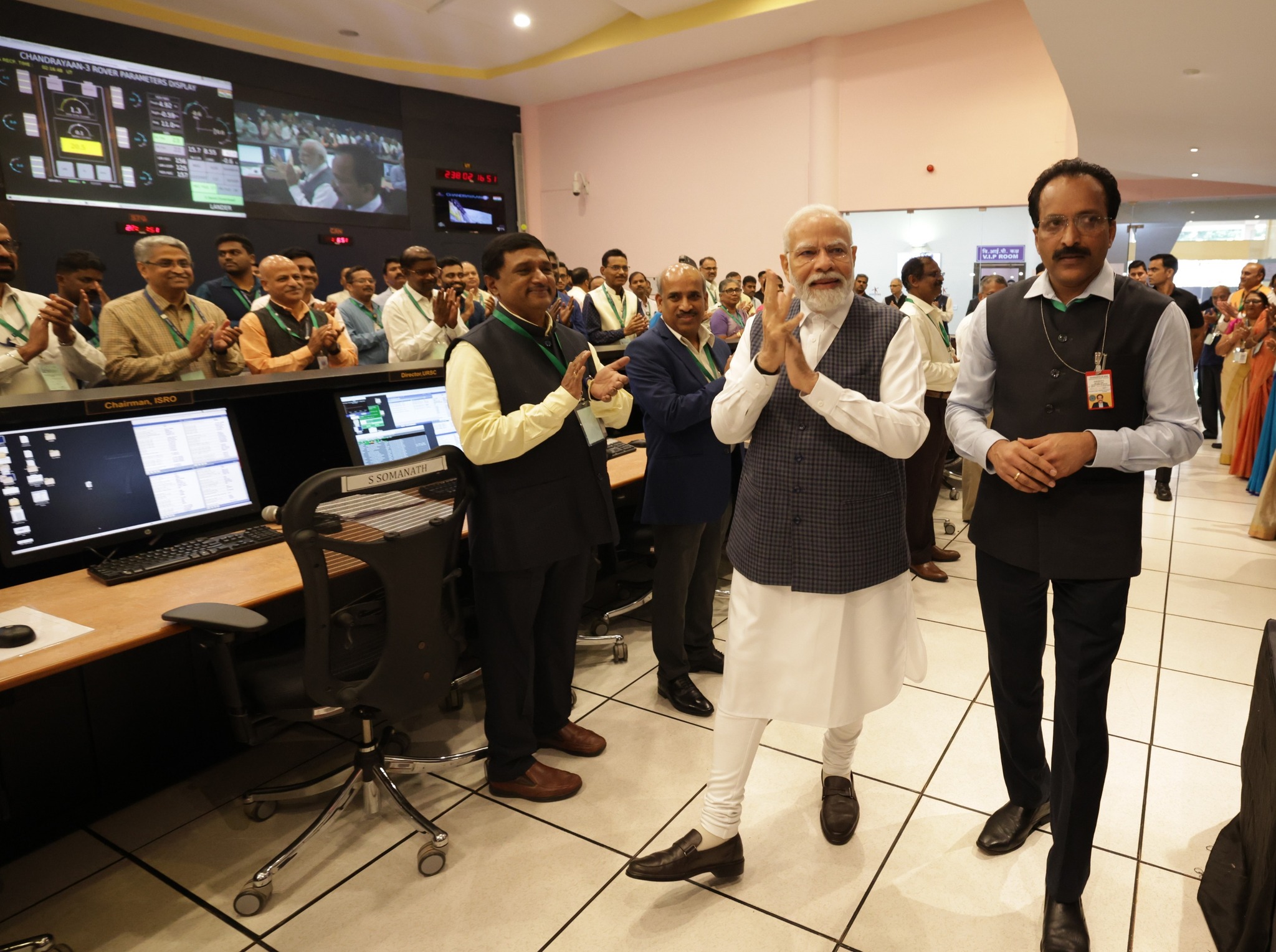 PM Narendra Modi meet and greet ISRO Scientists on Chandrayaan 3 Lunar ...