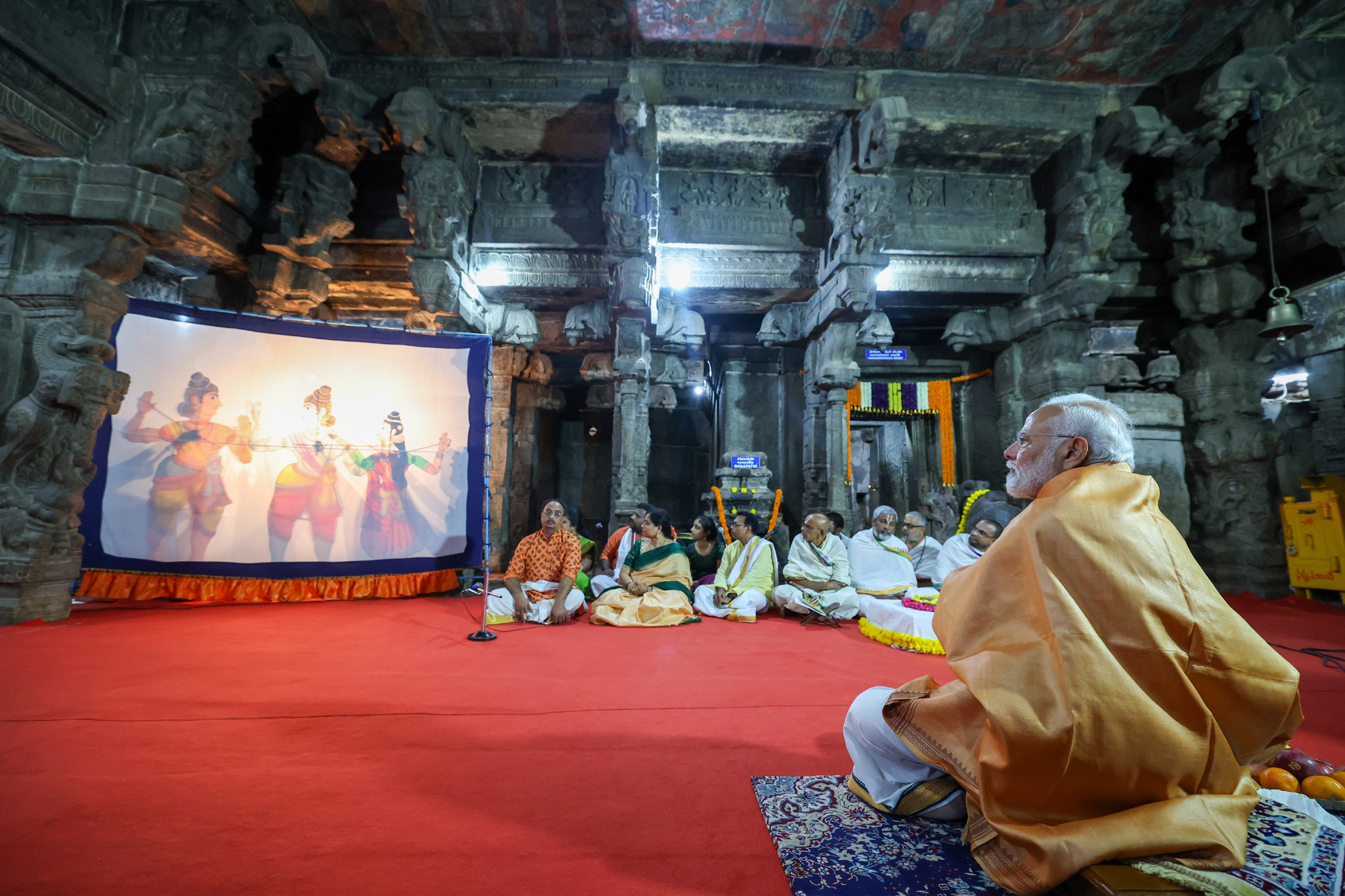PM Modi performs darshan and puja at Veerbhadra Temple in Lepakshi ...