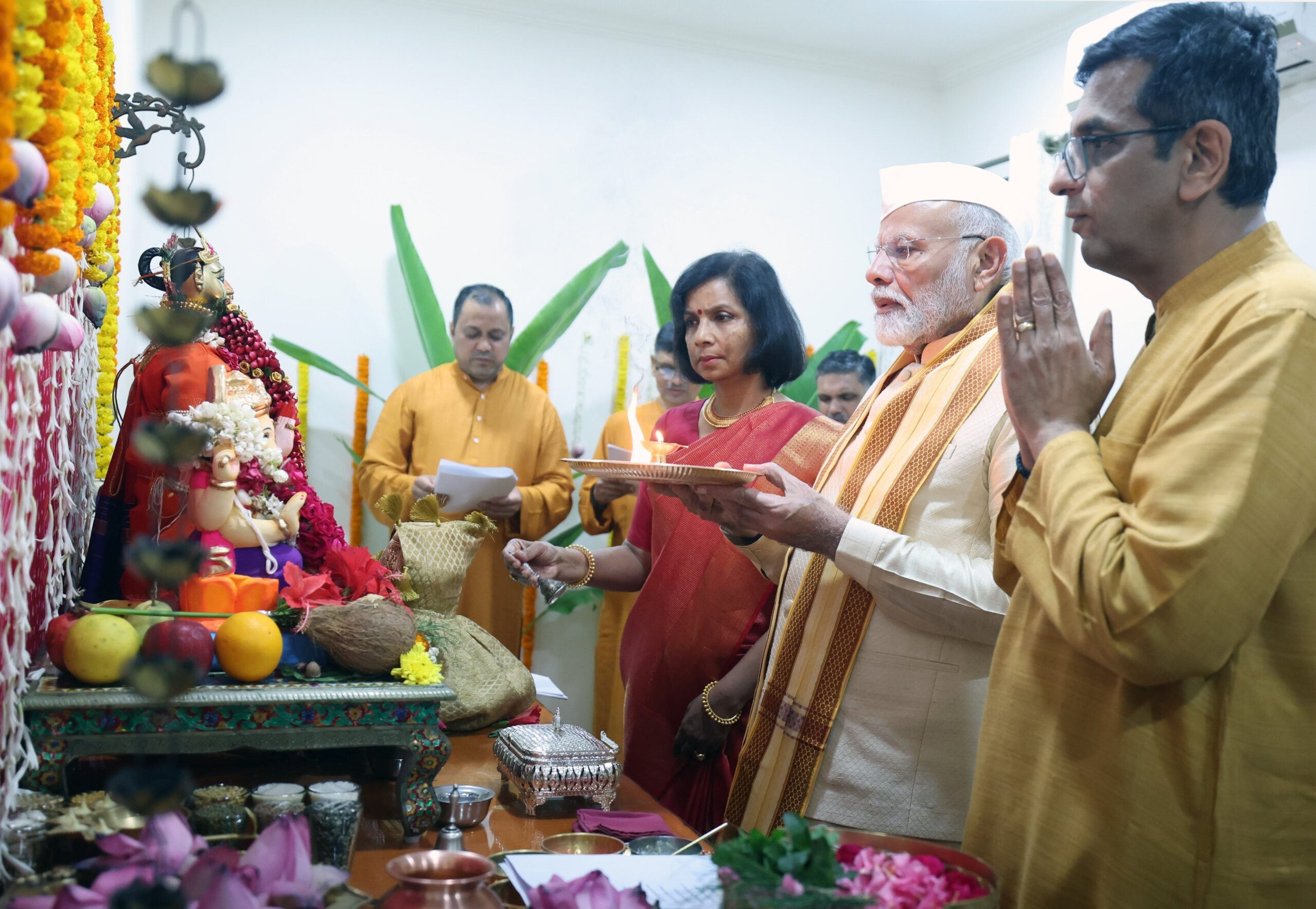 PM Narendra Modi joins Ganesh Puja at residence of Chief Justice of ...