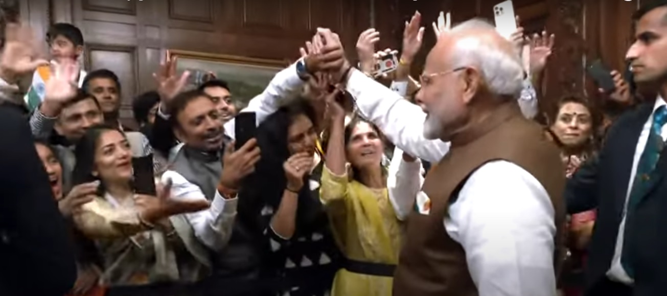 PM Narendra Modi arrives to a warm welcome from members of Indian ...