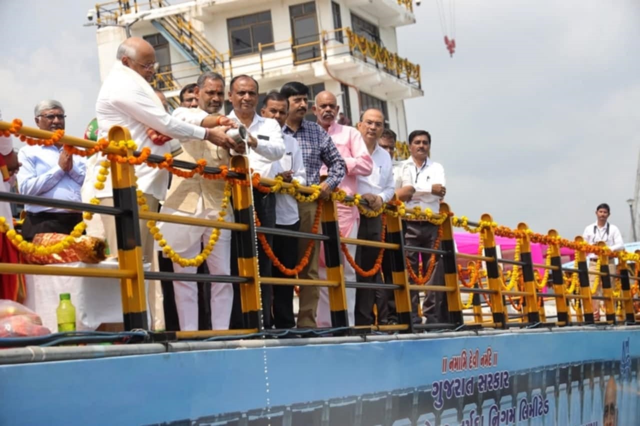 Bhupendra Patel worship Narmada water as Sardar Sarovar Narmada Dam ...
