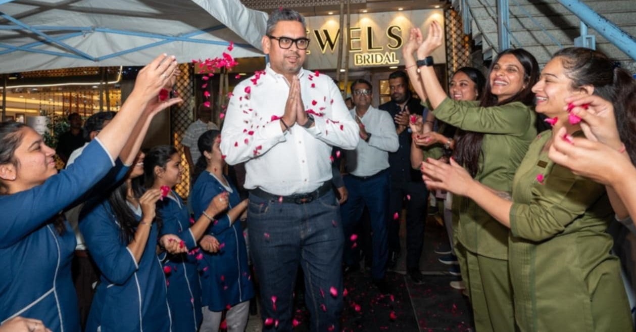 Kabra Jewels’ Founder Kailash Kabra gifts cars to 12 team members to ...